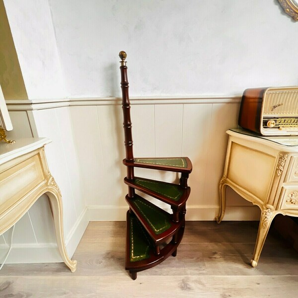 Spiral step ladder store