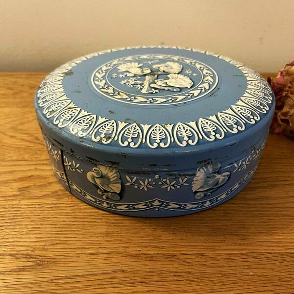 Vintage Biscuit Tin Vinterior