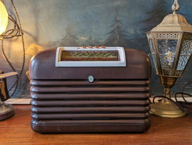 1950's Bush Dac10 Vintage Bakelite Valve Radio | Vinterior