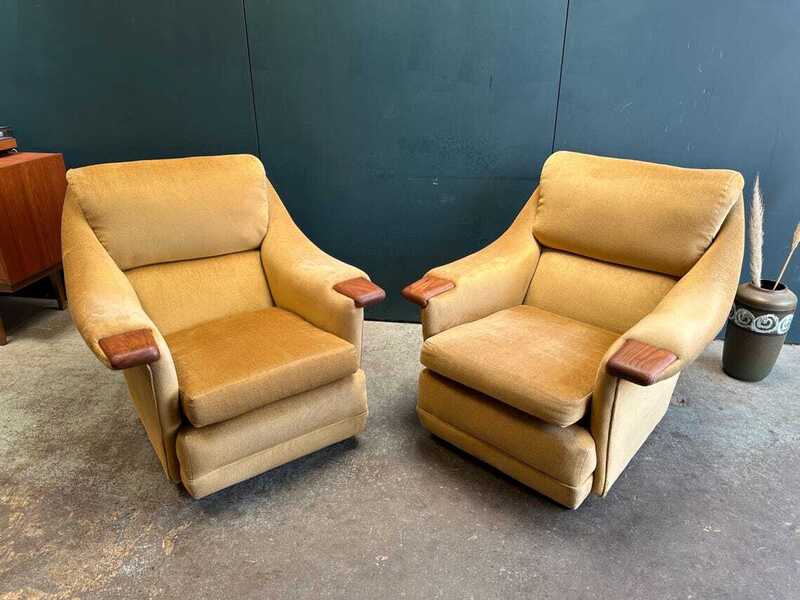 A Pair Of Golden Yellow Mid Century Lounge Chairs | Vinterior