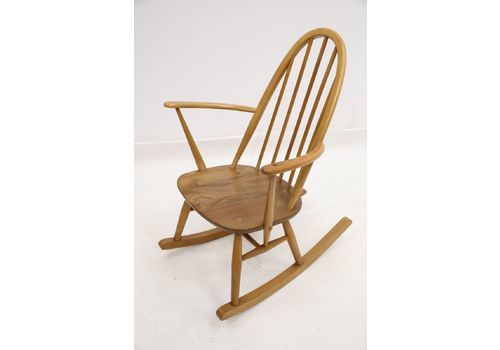 Charming and Rustic Vintage Rocking Chairs | Vinterior